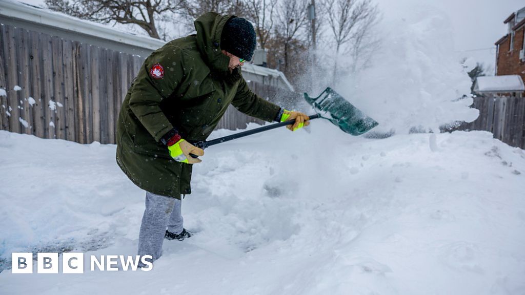 Video shows impact of snow storm in Iowa ahead of caucus - BBC News