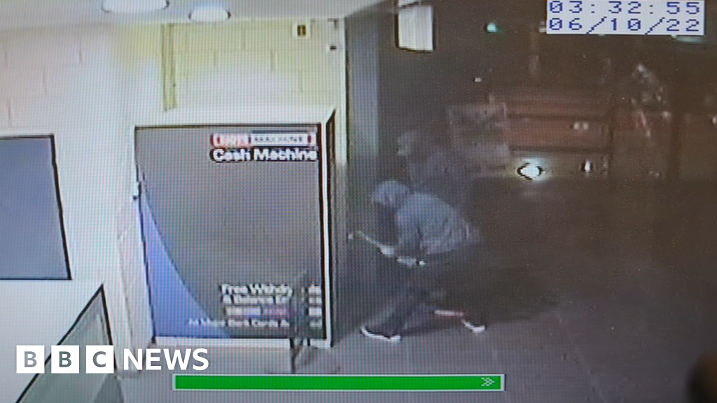 Leicestershire: Gang members jailed over multiple ATM thefts - BBC News