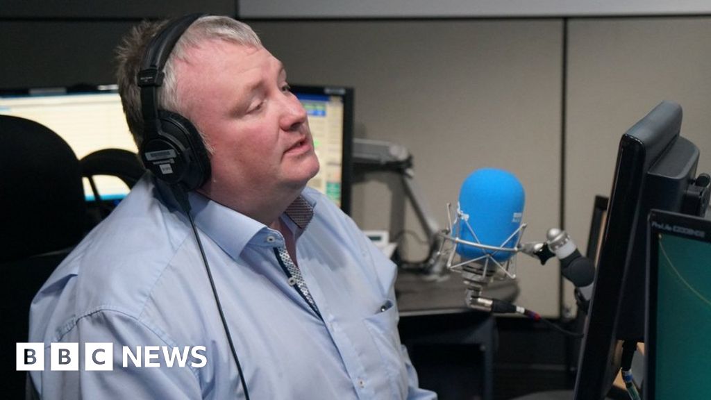 Stephen Nolan: BBC NI presenter's new salary revealed - BBC News