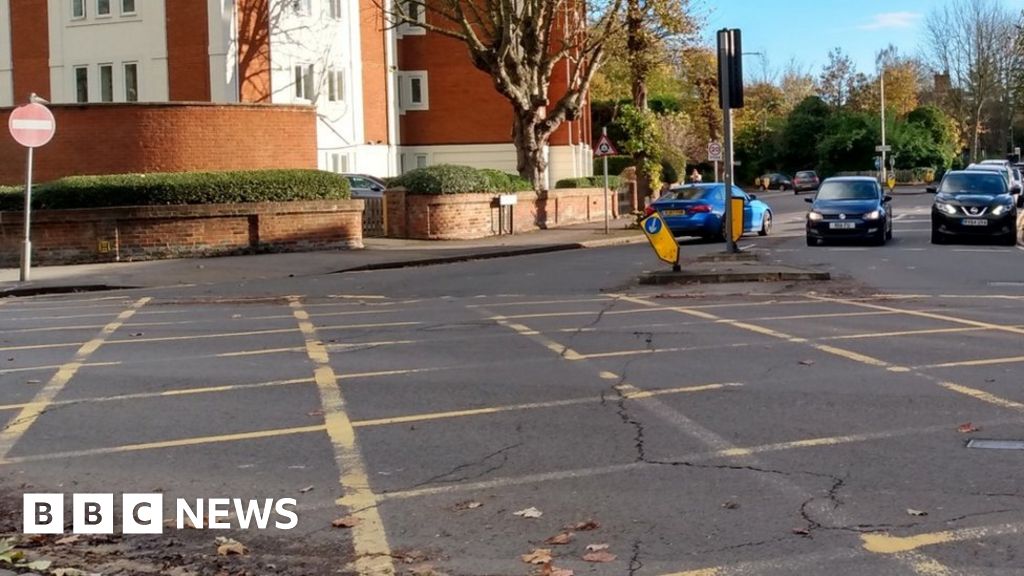 Reading: AA critical of yellow box junction fines - BBC News