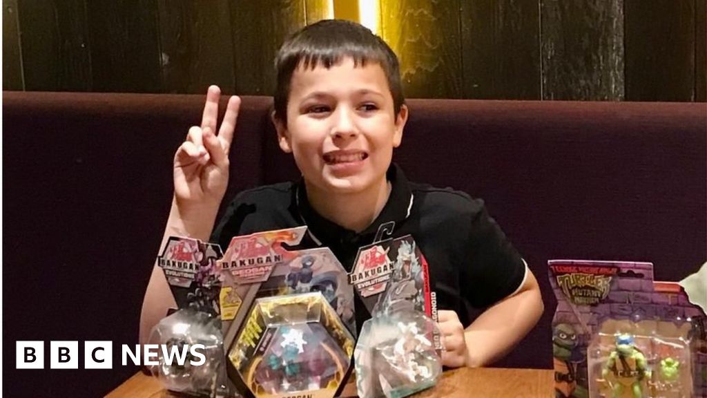 Bracknell mum's two-hour school run after council refuses help - BBC News