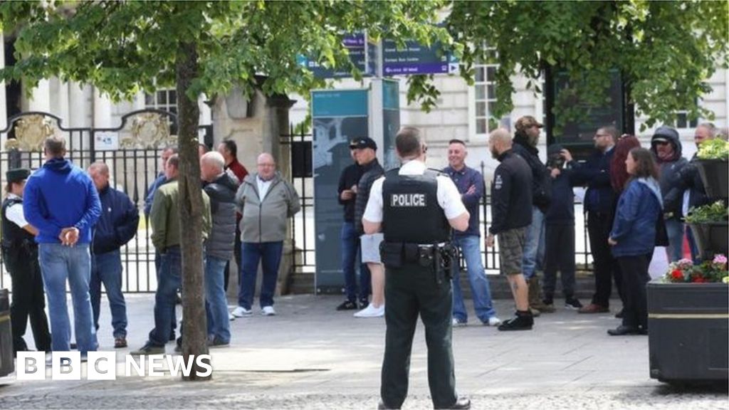 Statues protest: PSNI needs to show 'consistent approach'