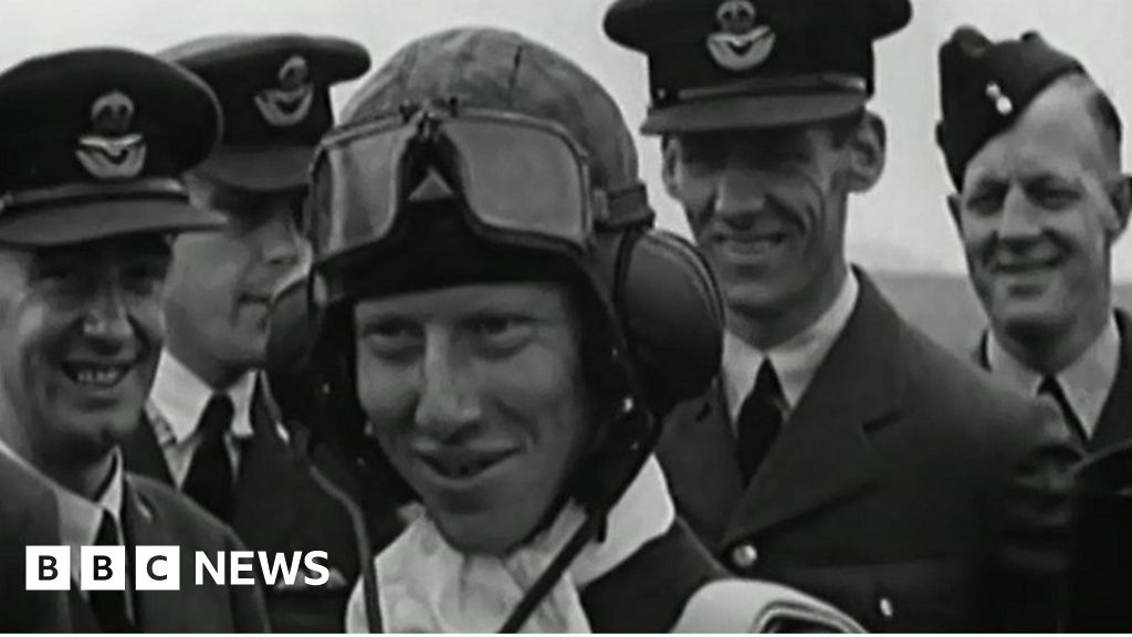 James 'Ginger' Lacey: Blue plaque unveiled at Aldi store - BBC News