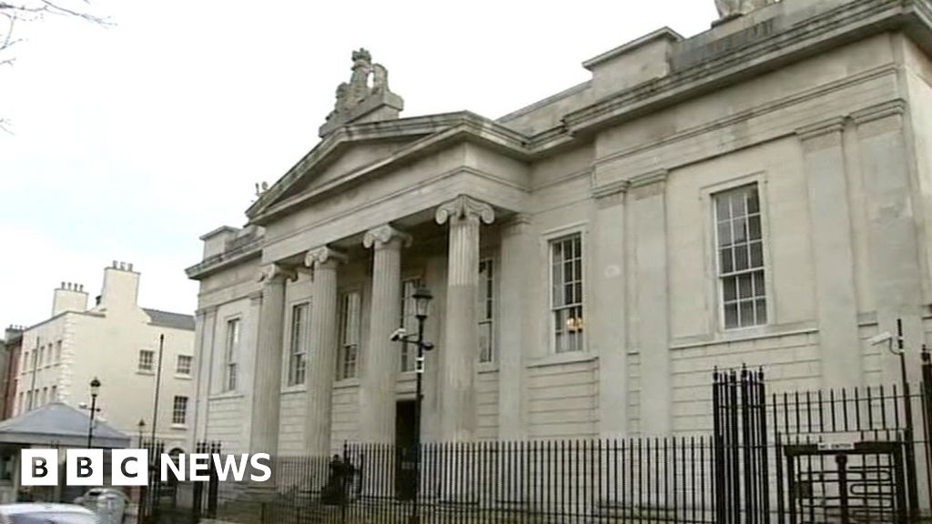 Detective cleared over text message to killer's sister
