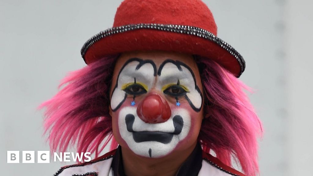 Clowns mock Finland's anti-immigrant street patrols - BBC News