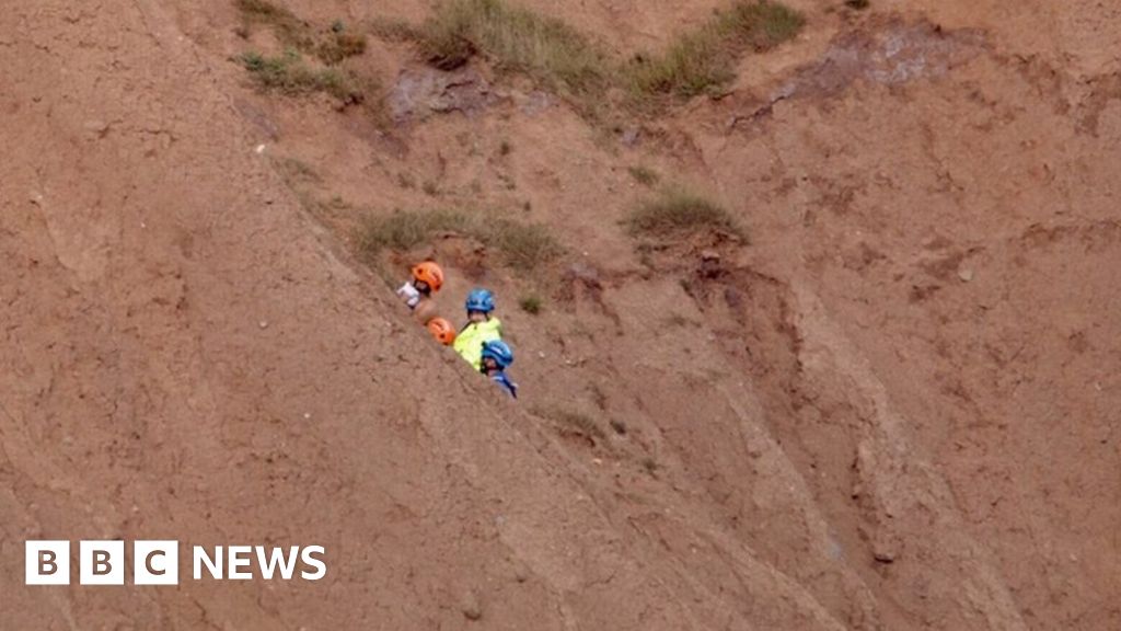 Filey Brigg cliff rescue after man and woman stranded by tide - BBC News