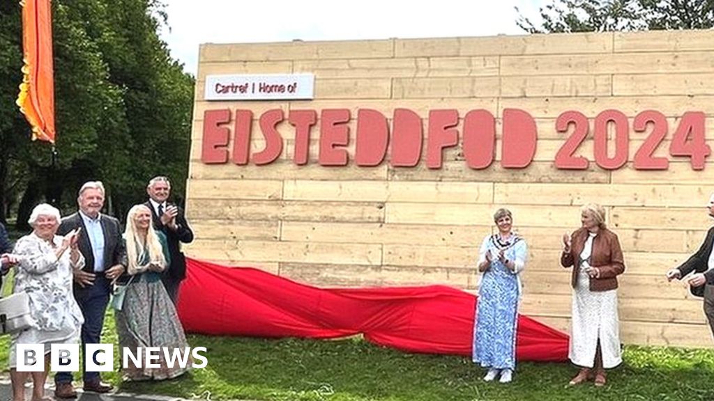 Eisteddfod: Can free tickets boost Welsh language use? - BBC News