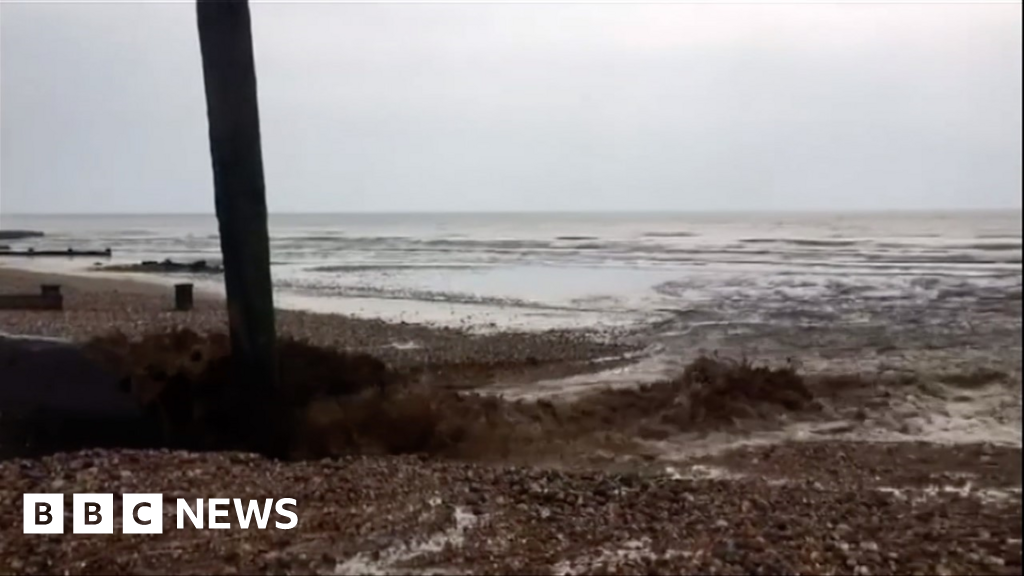 Sewage in sea: French appeal to EU over UK discharges of waste - BBC News