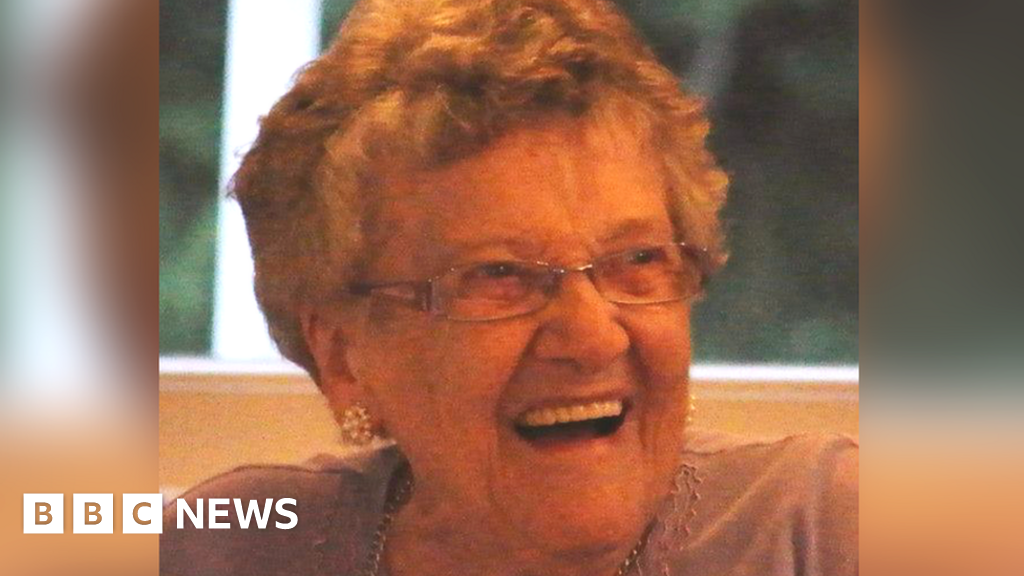 Covid-19: 'We're traumatised by thought of Nan dying alone' - BBC News