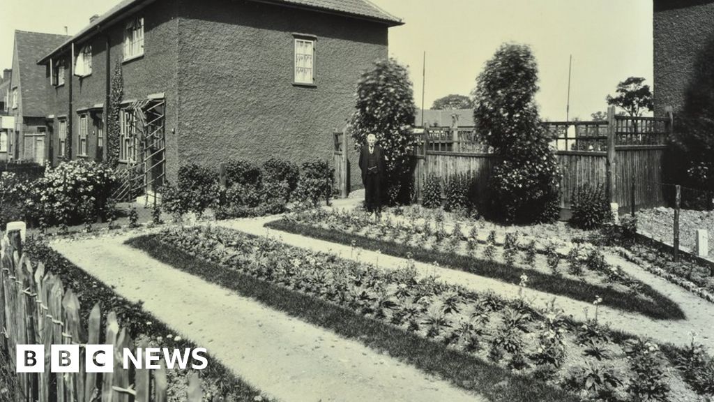 Memories of Becontree council estate 100 years on - BBC News