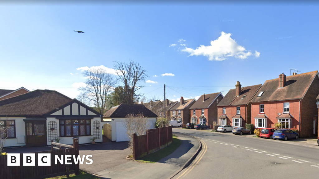 Horley: Pedestrian seriously injured in crash with car - BBC News