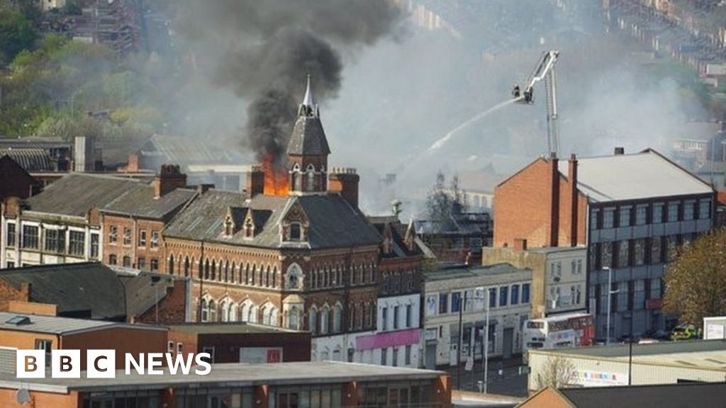 Large fire breaks out at derelict Hockley factory - BBC News