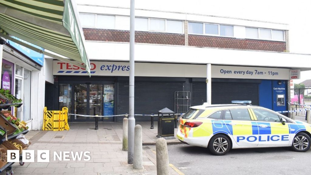 Boy accused of Luton drug deal murder bought 63 knives, trial hears ...