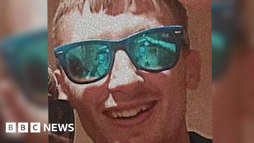 Doncaster drowning: Jason Walker named as lake death victim - BBC News