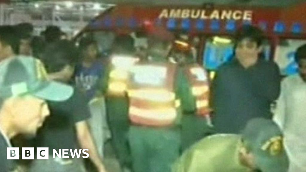 Pakistan explosion leaves many dead at Lahore park - BBC News