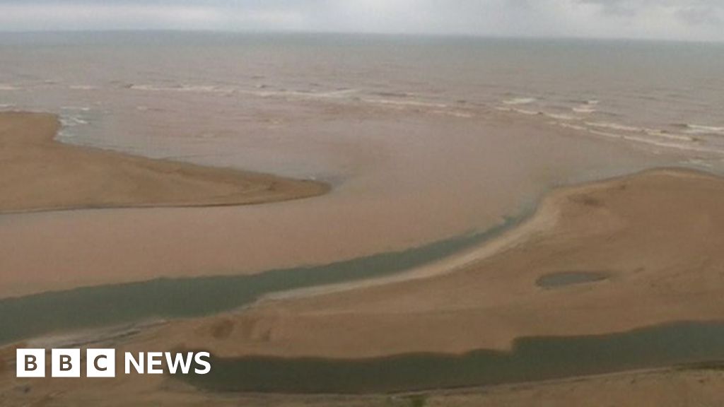 Toxic mud concern after Brazil dam burst - BBC News