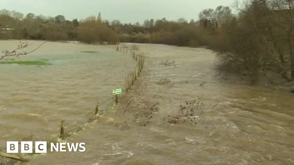 Storm Imogen: Flooding and choppy waves hit Dorset - BBC News