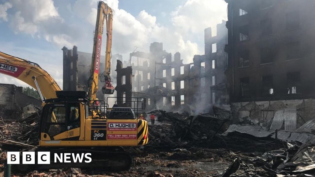 Ashton-under-Lyne mill fire: Residents allowed back in homes - BBC News