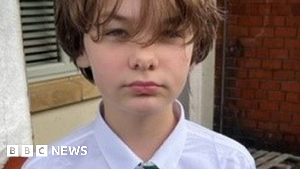 Wrexham: Girl, 11, in tears after bus driver wouldn't let her on - BBC News