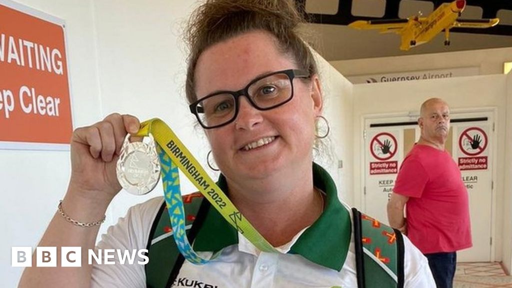 Bowler Lucy Beere lands back in Guernsey with silver medal - BBC News