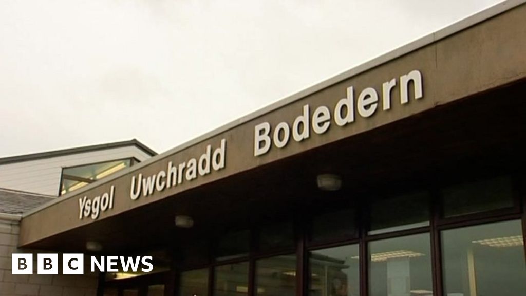 Ysgol Uwchradd Bodedern teachers vote no confidence in head - BBC News