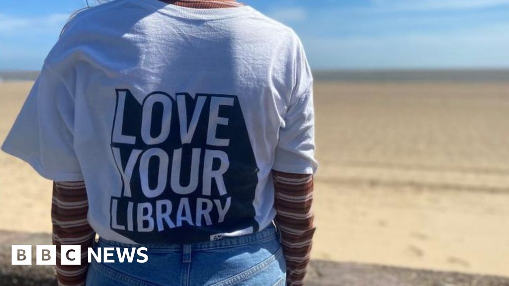 Lowestoft beach huts converted into pop-up library - BBC News
