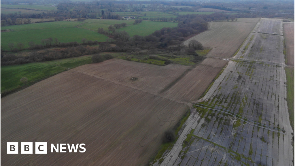 Wisley Airfield housing plans unveiled to the public - BBC News