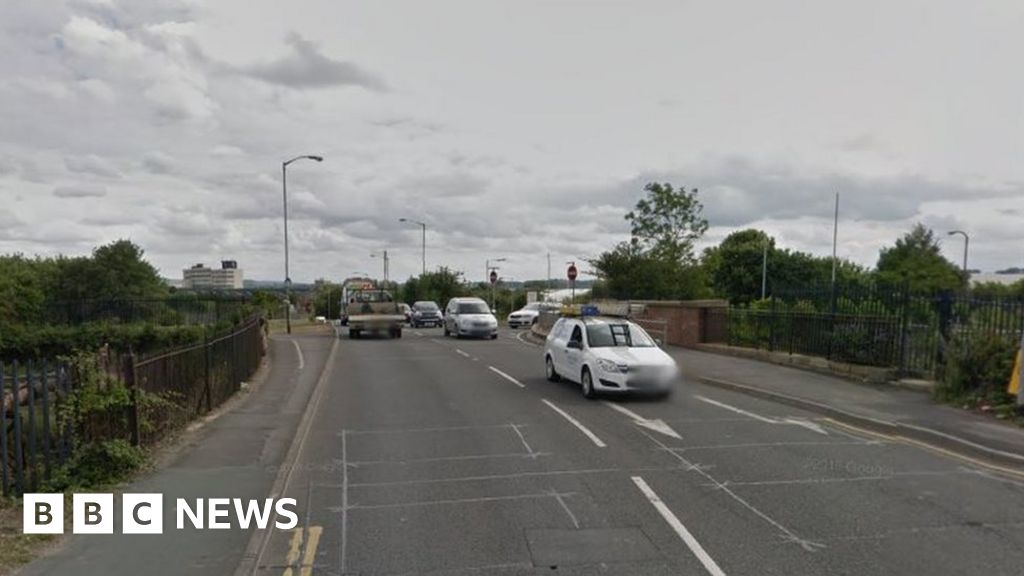 Swindon rail bridge in Christmas day demolition - BBC News