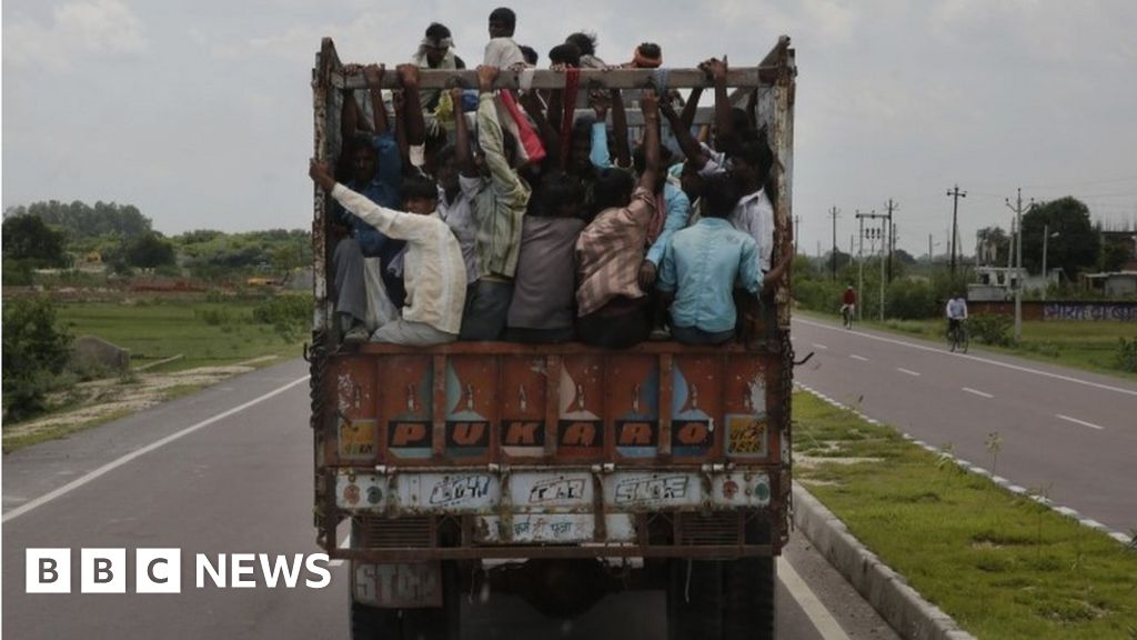 India truck crash kills 18 workers - BBC News