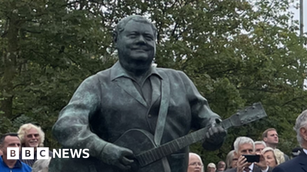 Max Boyce statue unveiled in his hometown Glynneath - BBC News