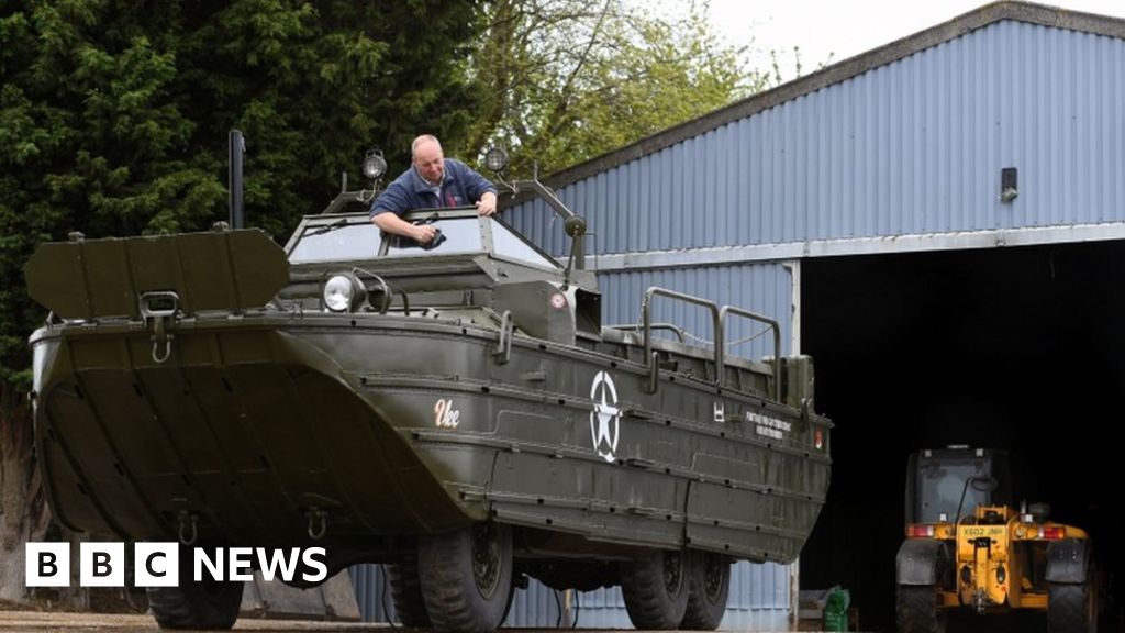WW2 DUKW 'lorry that swims' restored for D-Day anniversary - BBC News