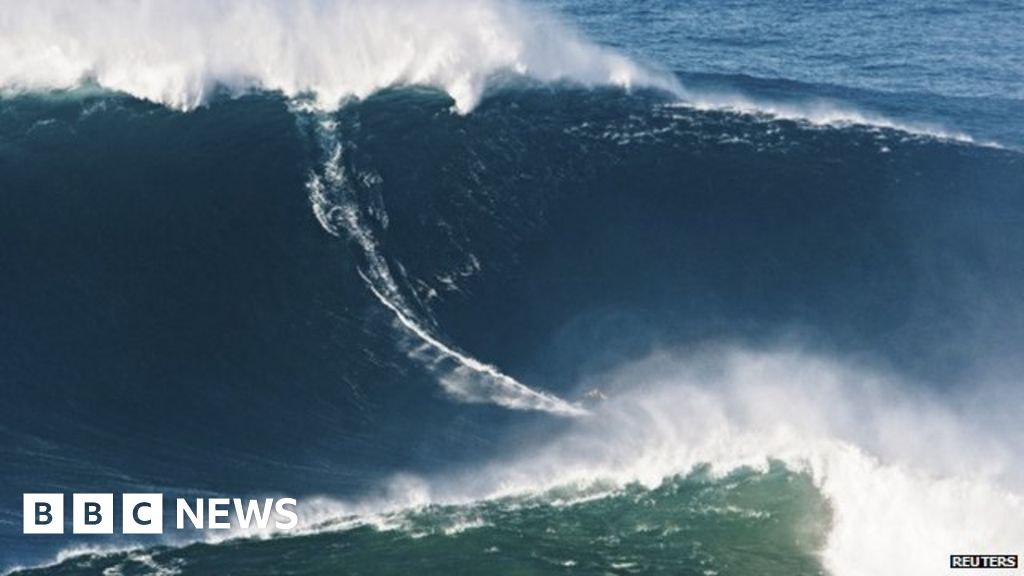 Hawaiian surfer breaks wave-riding record - BBC News