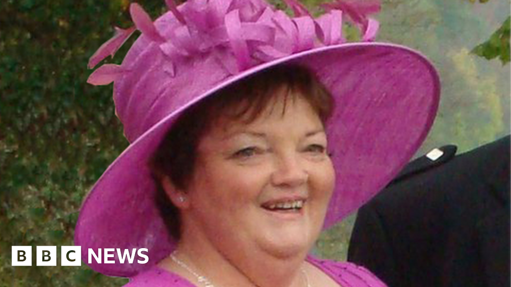 Family tribute to woman who died 10 days after A90 crash - BBC News