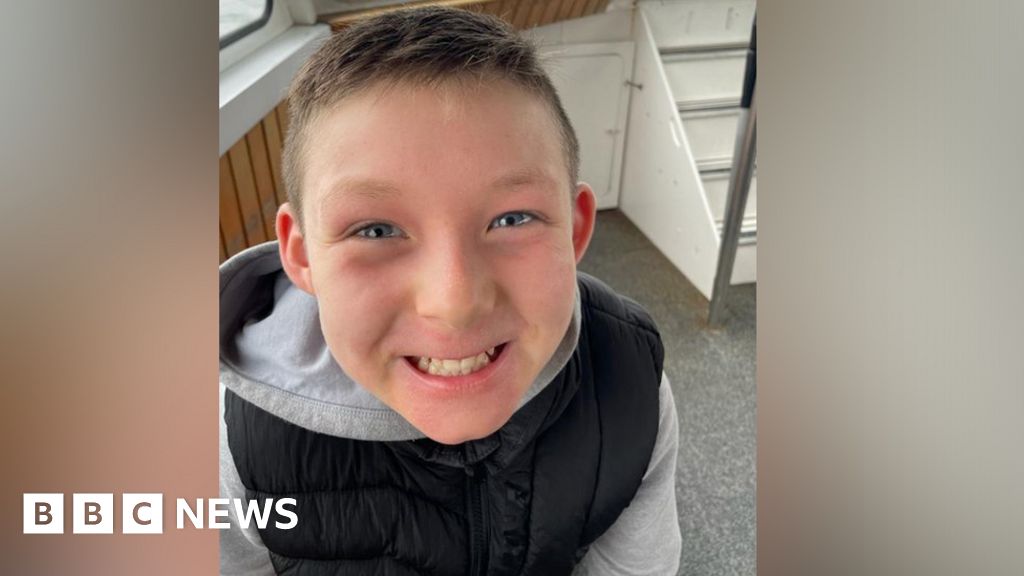 Tribute to pupil after his collapse at Telford school - BBC News