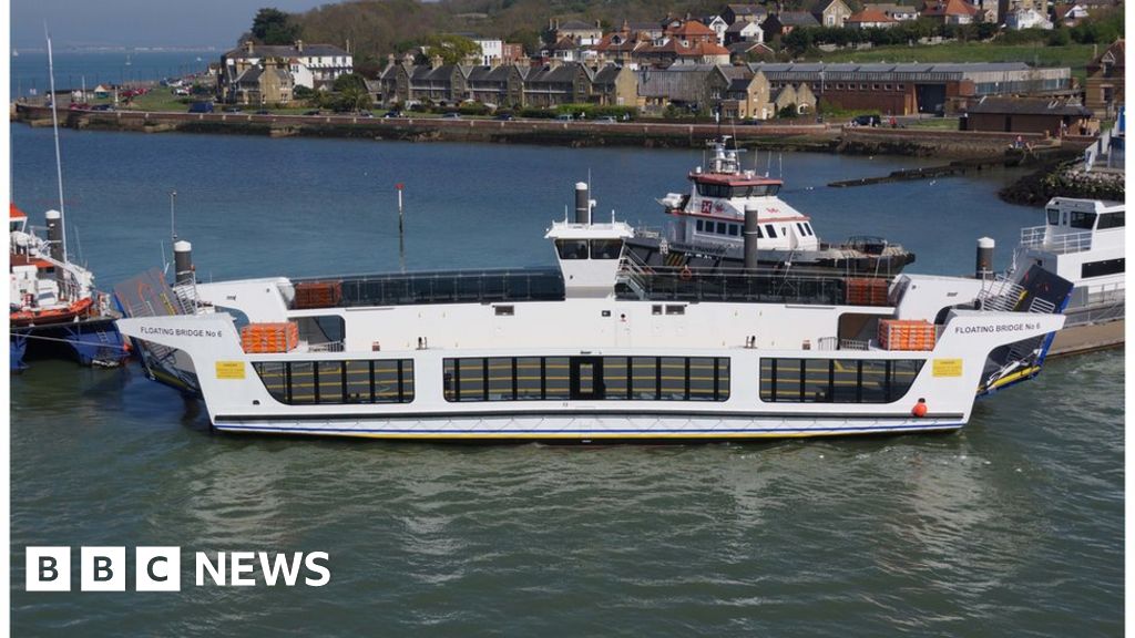 Cowes Floating Bridge: Digital signs plan for chain ferry - BBC News