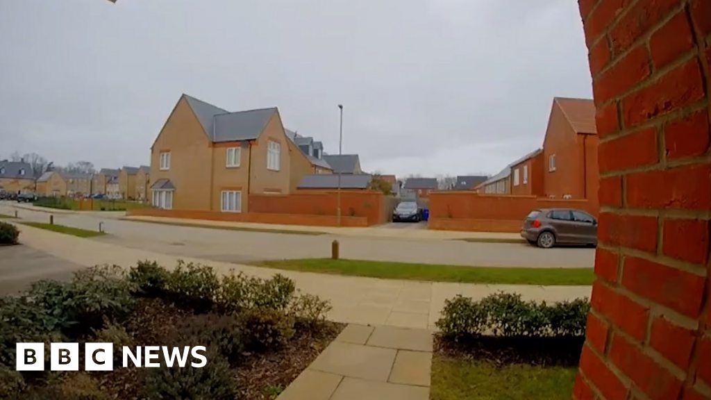 Loud bang heard in areas across the UK - BBC News