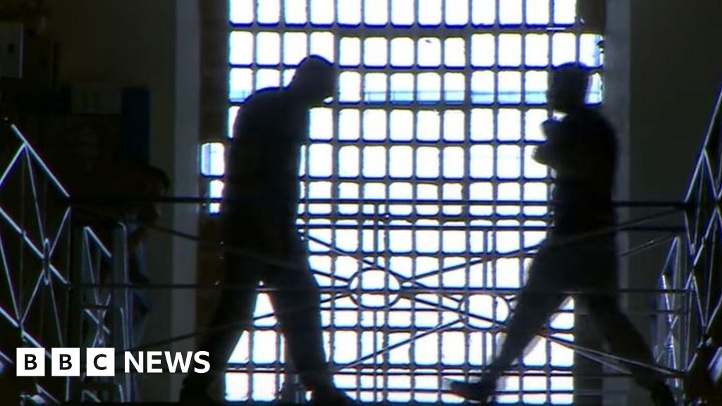 X-ray body scanner not used at Wandsworth prison, report finds - BBC News