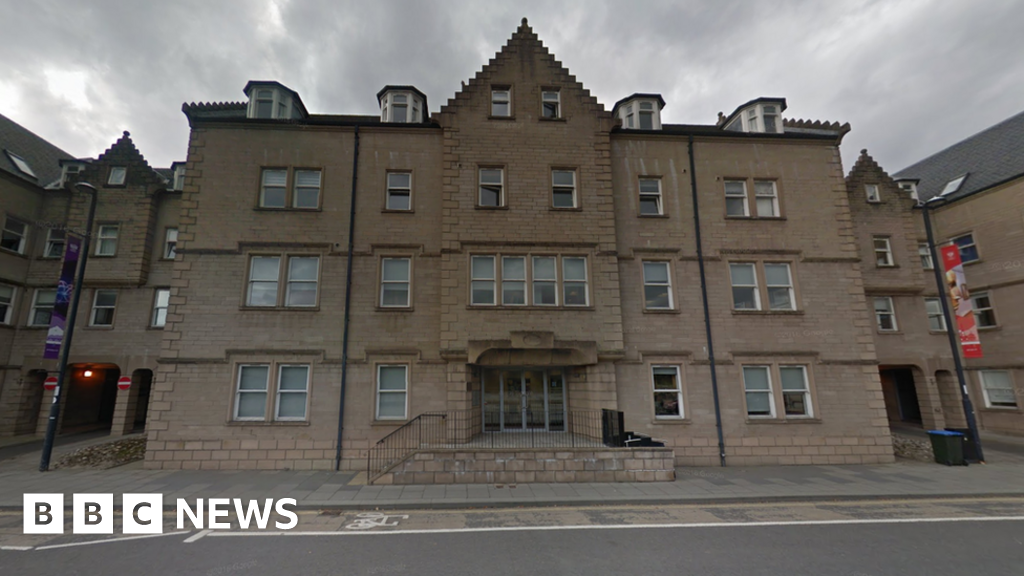 Drunk vandal attacked procurator fiscal's office - BBC News