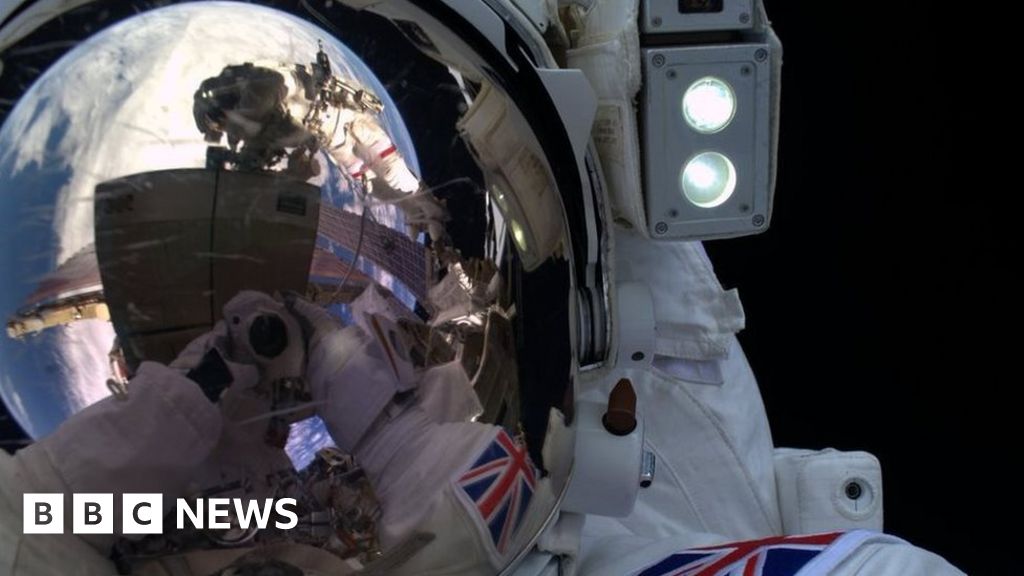 Tim Peake tweets spacewalk selfie - BBC News