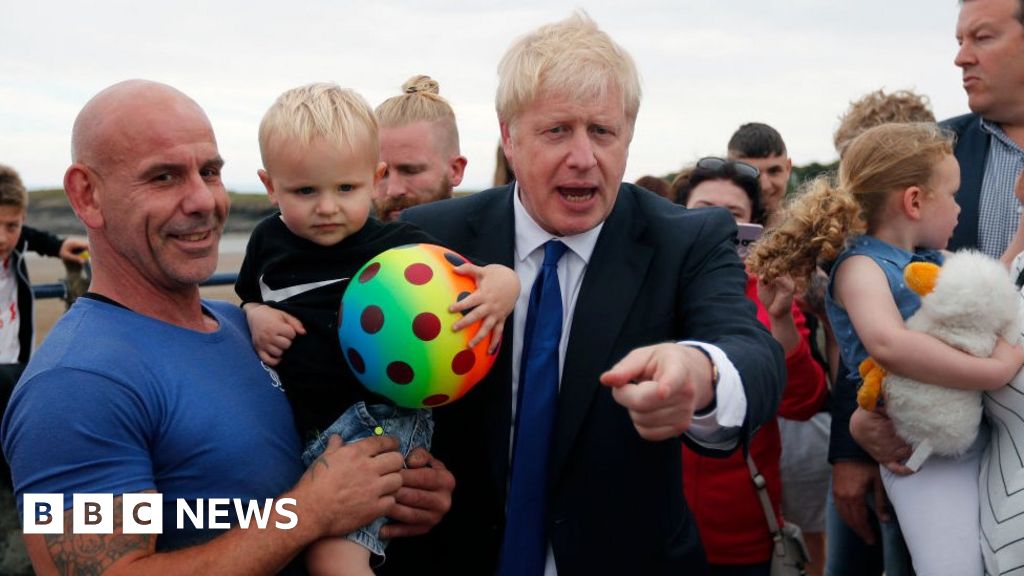 Brexit: Boris Johnson says farms will thrive as PM visits Wales - BBC News