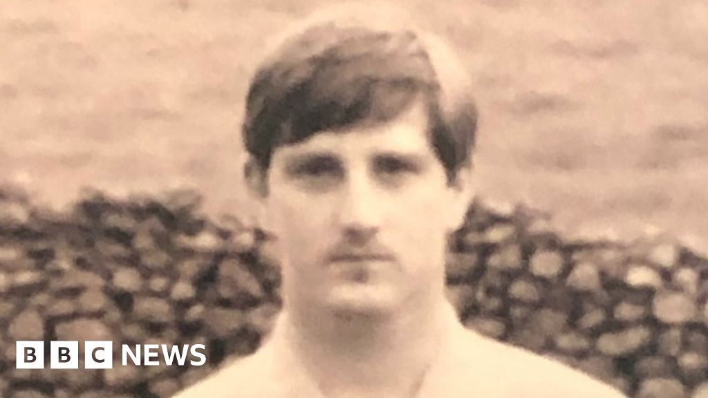 Anthony Pickering: Sex assault coach jailed for further abuse - BBC News