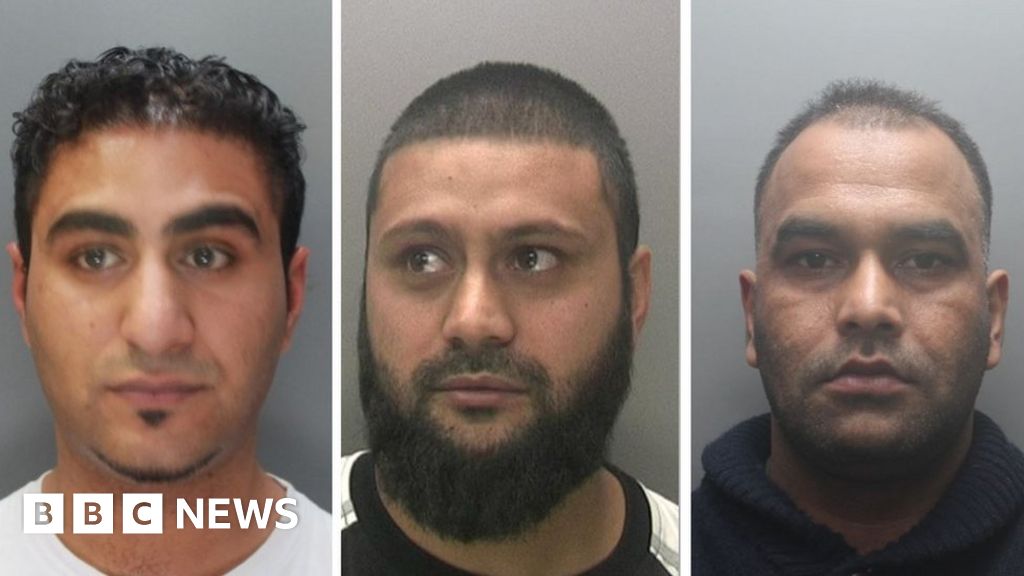 Drug trafficker family who hid heroin in boxing gloves jailed - BBC News