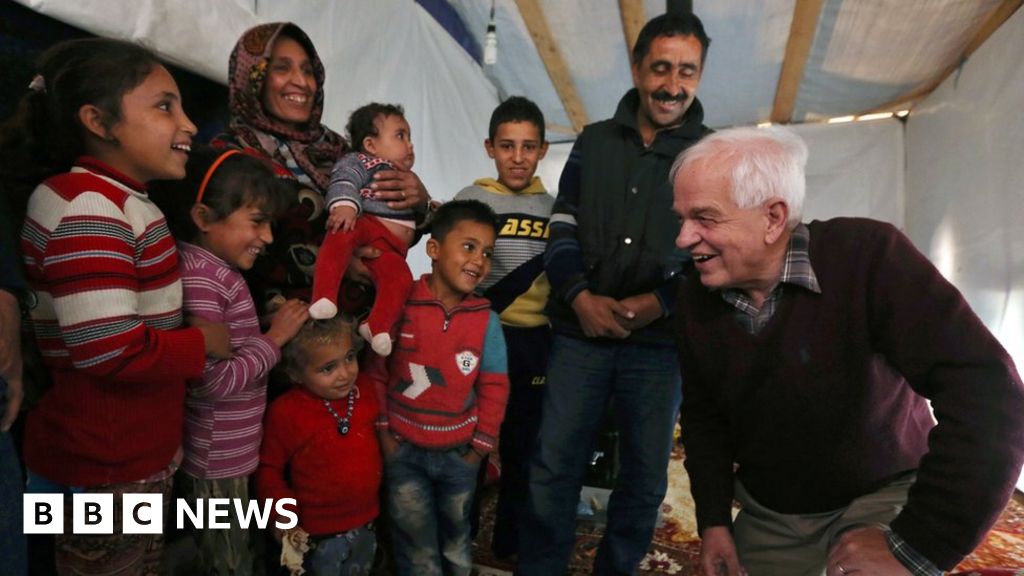 Canada vows to double Syrian refugee intake - BBC News