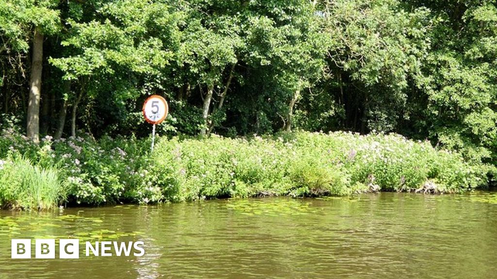 River Bure swimmer 'caught boat propeller' and bled to death - BBC News