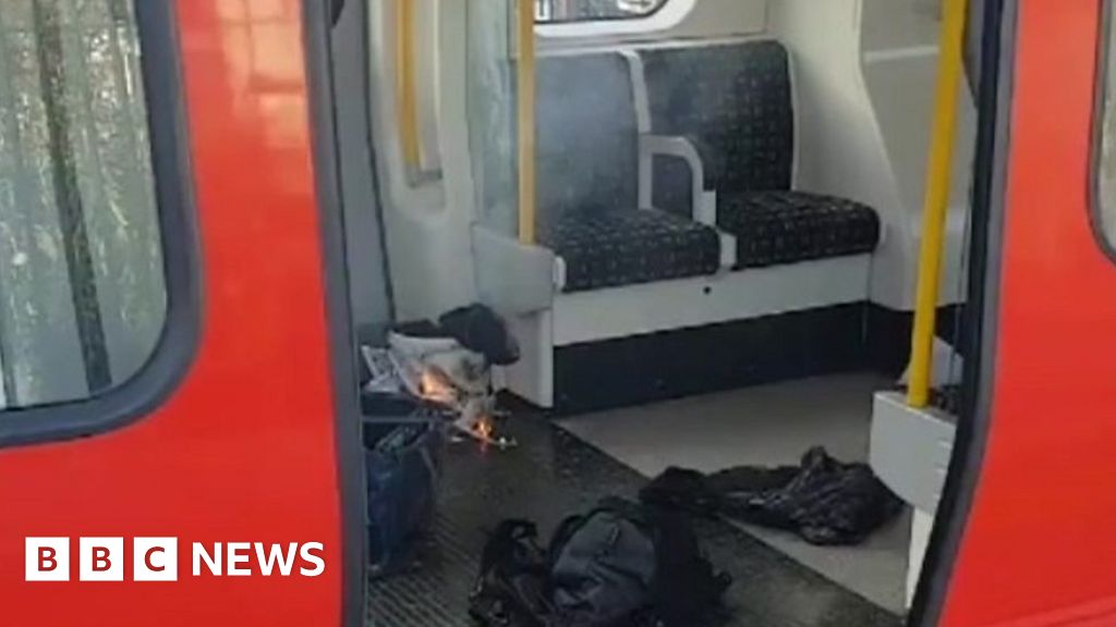 Parsons Green: Video shows burning bag on Tube - BBC News