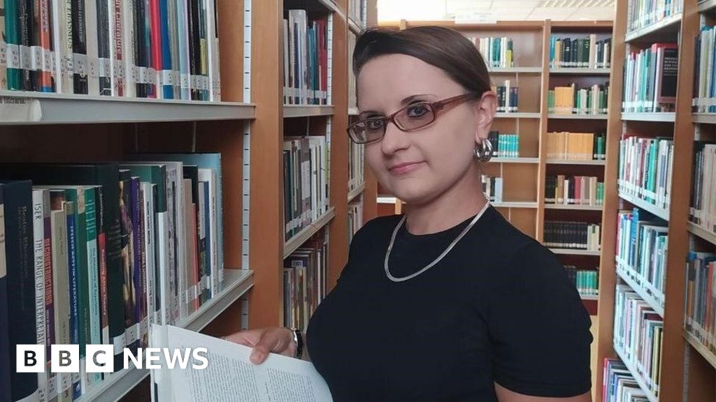 Ukraine: Warwick professor teaches students 2,000 miles away - BBC News