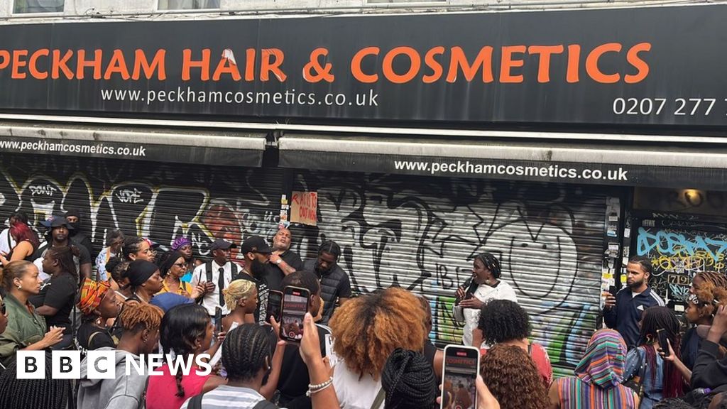 Peckham: Man interviewed by Met Police after shop restraint - BBC News