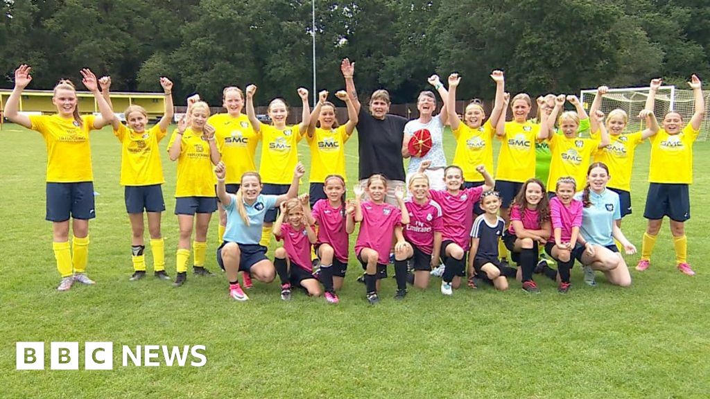 Original Lionesses share experiences with young Hamble players - BBC News
