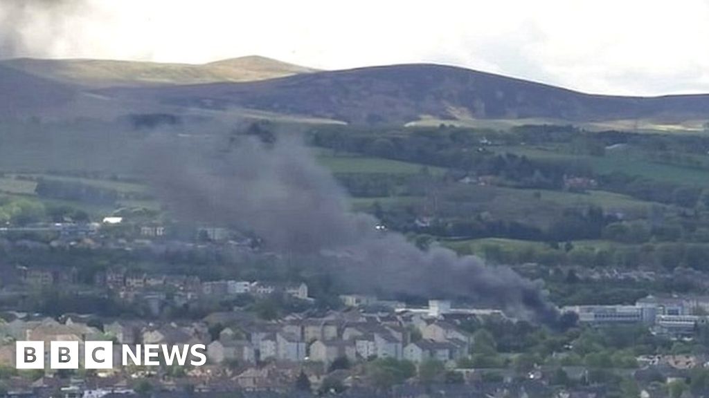 Large bang heard from vehicle fire in Edinburgh - BBC News
