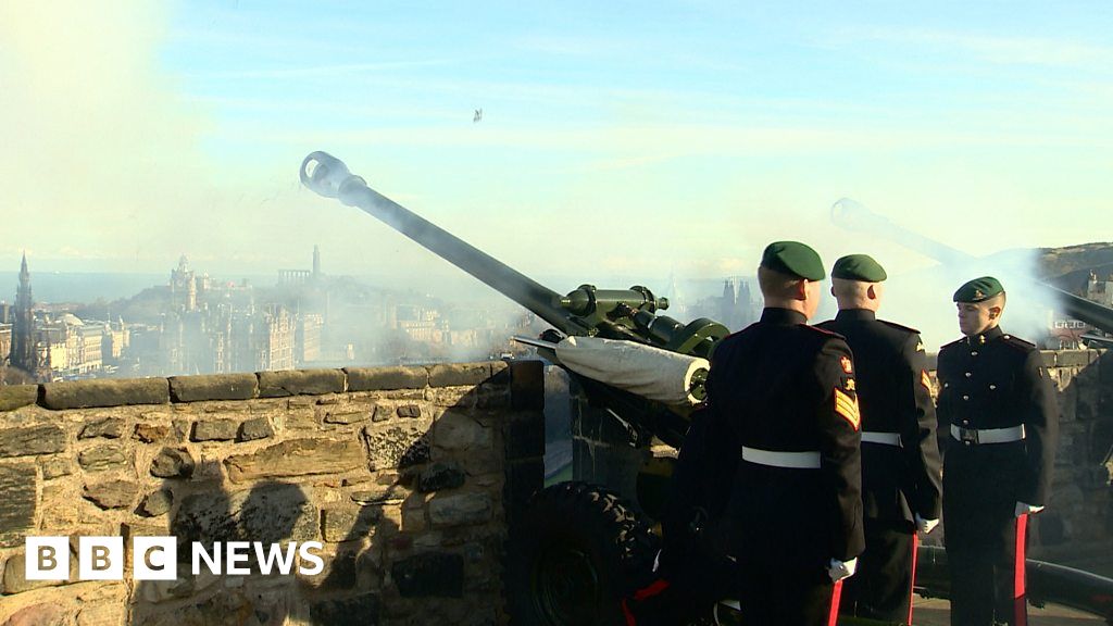 Edinburgh's 21-gun salute for Queen's Sapphire Jubilee - BBC News